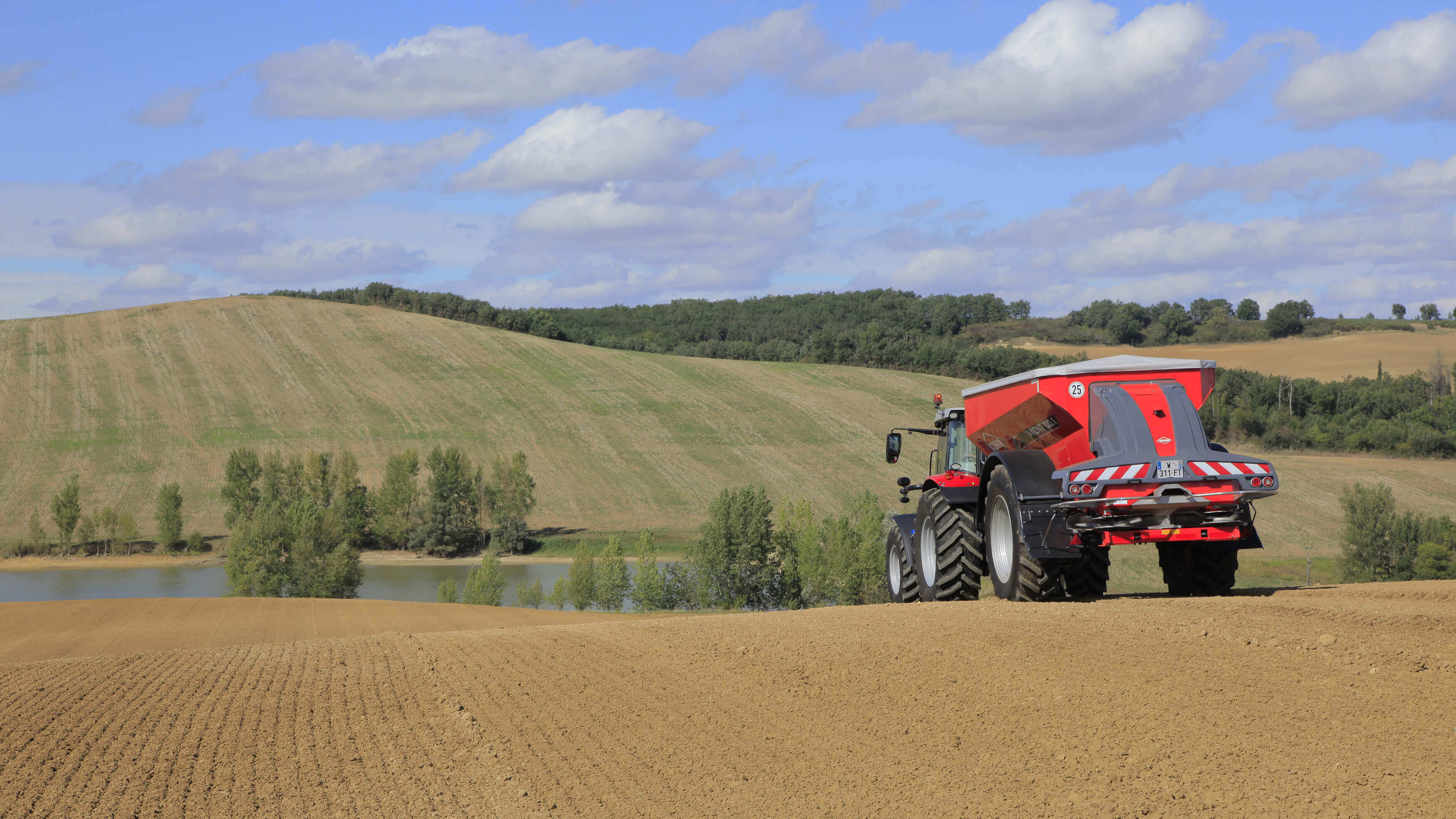 Trailed Fertiliser Spreaders | KUHN farm machinery