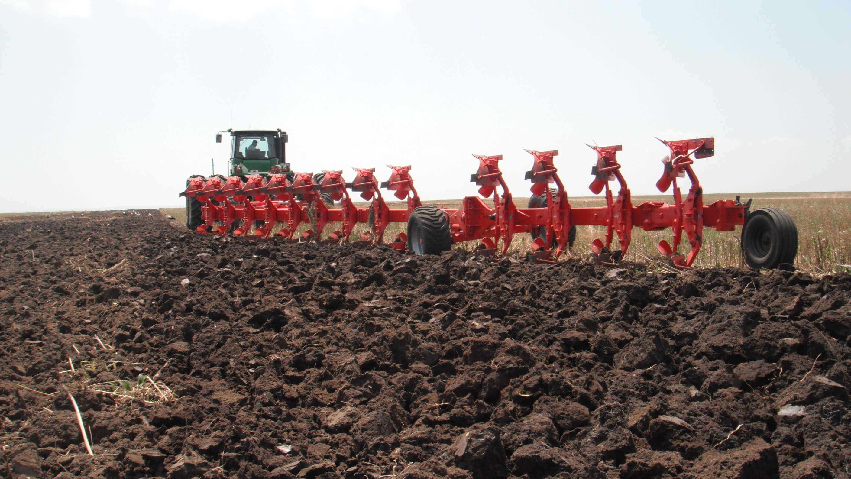 Semi-Mounted Reversible Ploughs | KUHN farm machinery