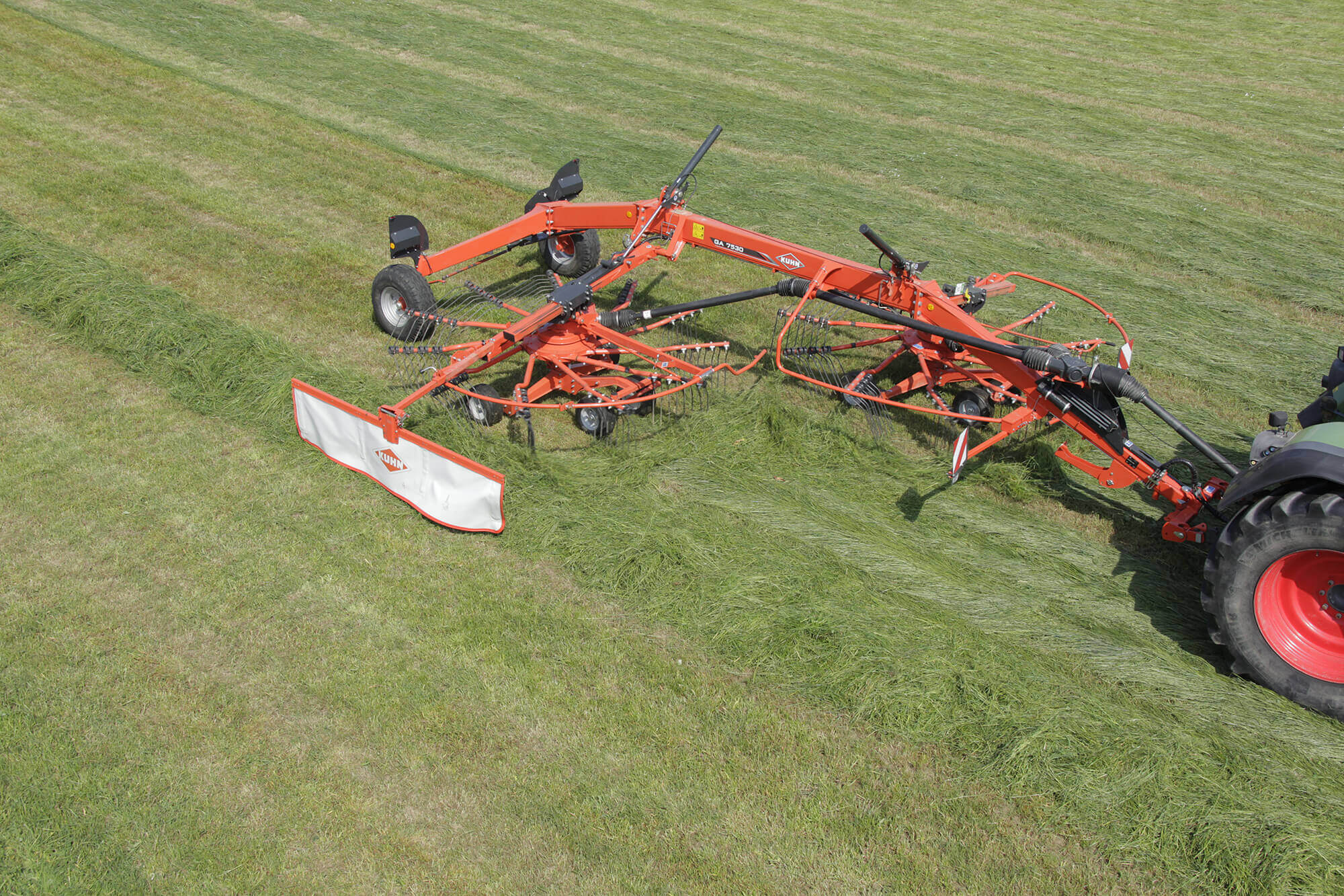 Twin-rotor rakes GA 1030 | KUHN farm machinery