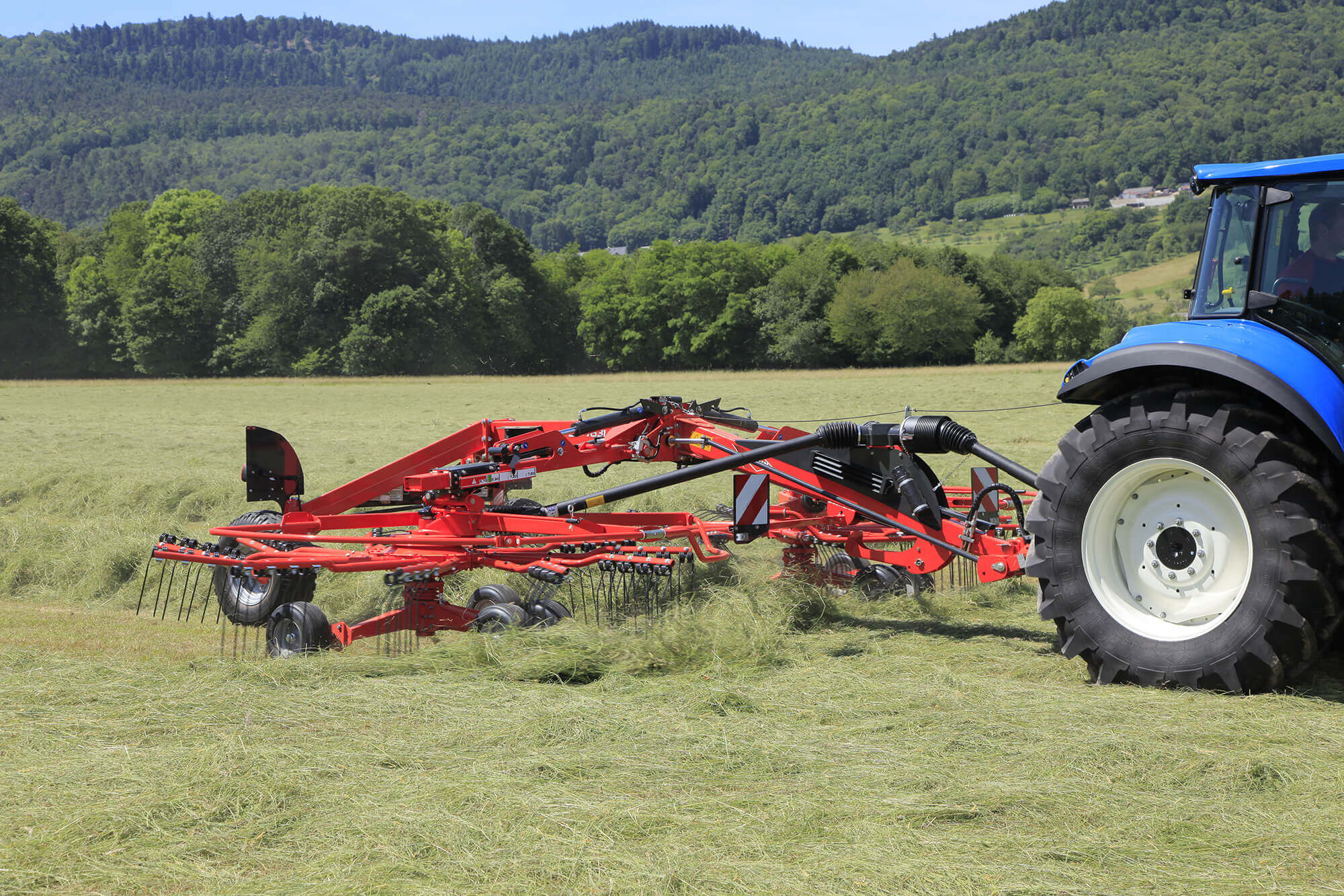 Twin-rotor rakes GA 1031 | KUHN farm machinery