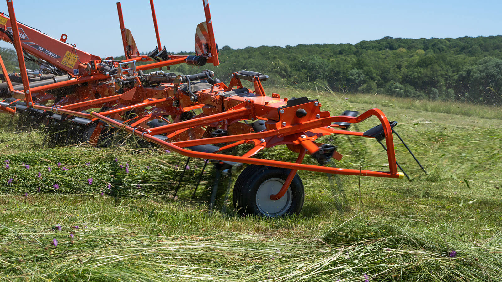 Mounted Tedders | KUHN farm machinery