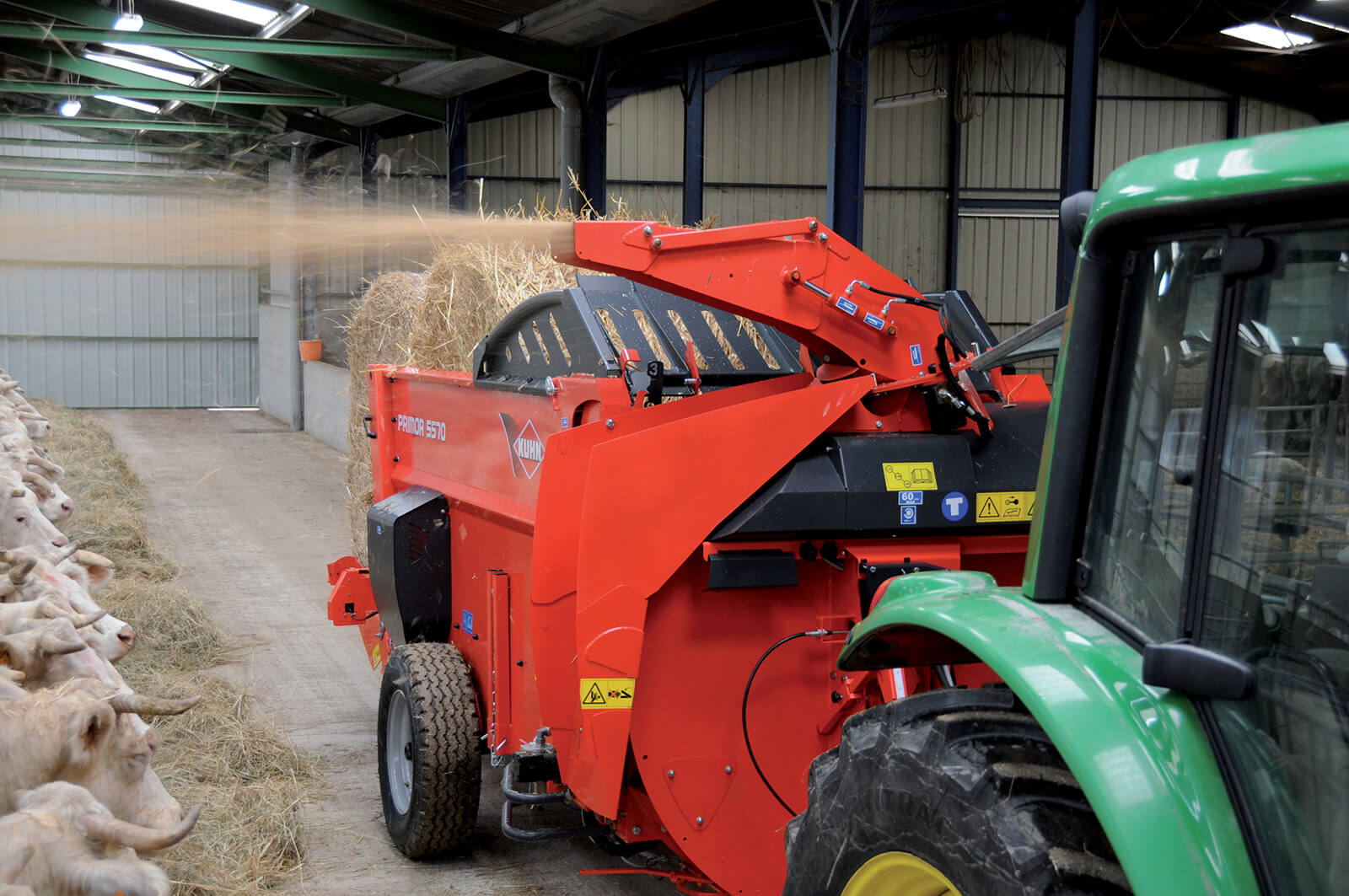 Straw blower and feeder PRIMOR 5570 M | KUHN farm machinery